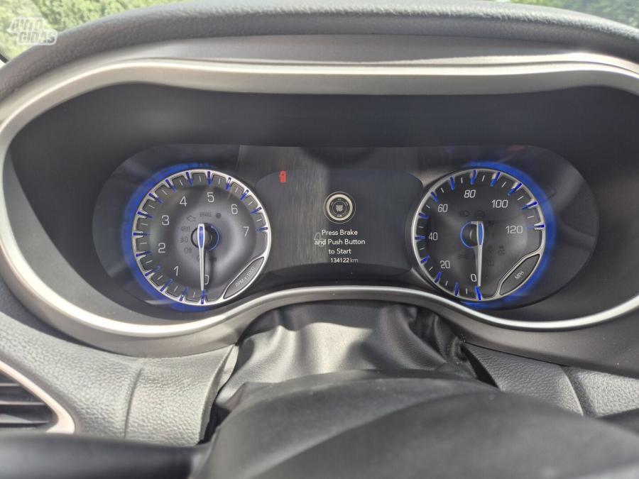 Grey Chrysler Pacifica 2023 in Kretinga, with an engine capacity of 3.60 L and mileage of 134 thousand km for 24000 €, photo 8 on AUTOMOTO.COM.LV