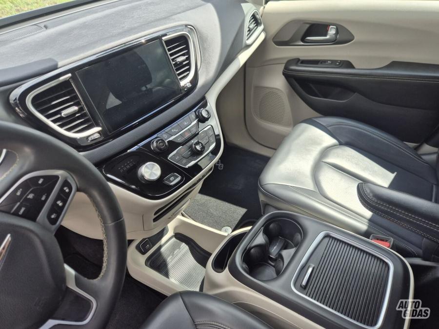 Grey Chrysler Pacifica 2023 in Kretinga, with an engine capacity of 3.60 L and mileage of 134 thousand km for 24000 €, photo 9 on AUTOMOTO.COM.LV