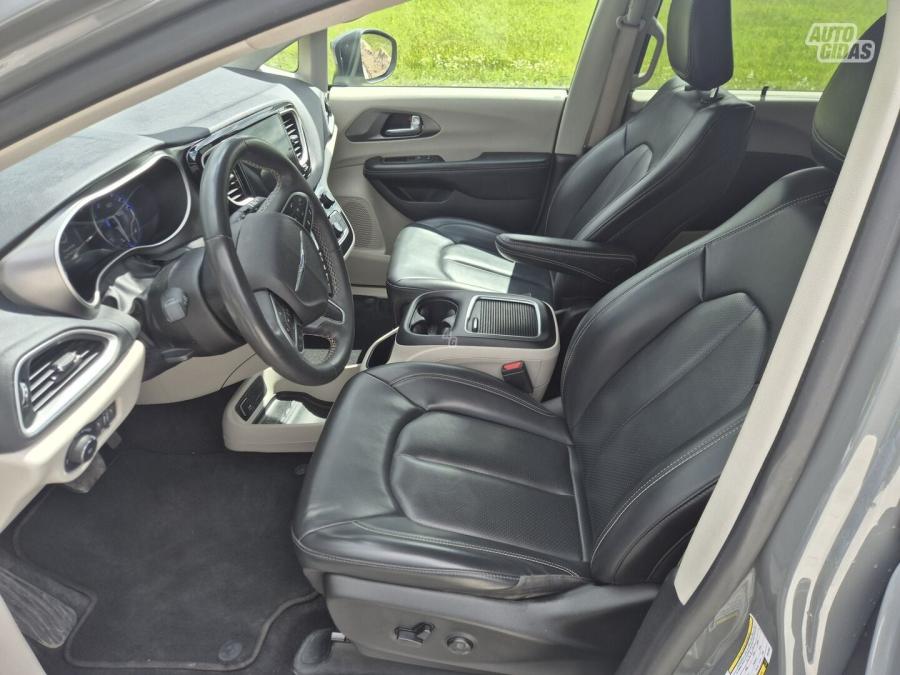 Grey Chrysler Pacifica 2023 in Kretinga, with an engine capacity of 3.60 L and mileage of 134 thousand km for 24000 €, photo 10 on AUTOMOTO.COM.LV