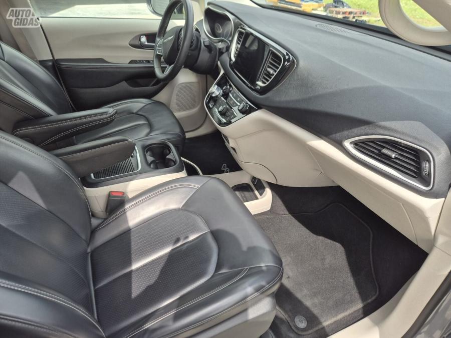 Grey Chrysler Pacifica 2023 in Kretinga, with an engine capacity of 3.60 L and mileage of 134 thousand km for 24000 €, photo 15 on AUTOMOTO.COM.LV