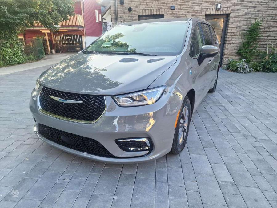 Pelēks Chrysler Pacifica 2023 Kauņa, ar dzinēja tilpumu 3.61 L un nobraukumu 96 tūkst. km par 29900 €, foto 1 vietnē AUTOMOTO.COM.LV