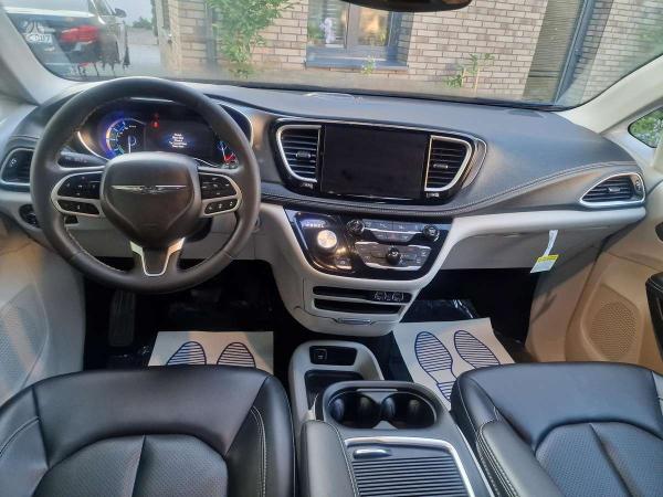 Grey Chrysler Pacifica 2023 in Kaunas, with an engine capacity of 3.61 L and mileage of 96 thousand km for 29900 €, photo 10 on AUTOMOTO.COM.LV