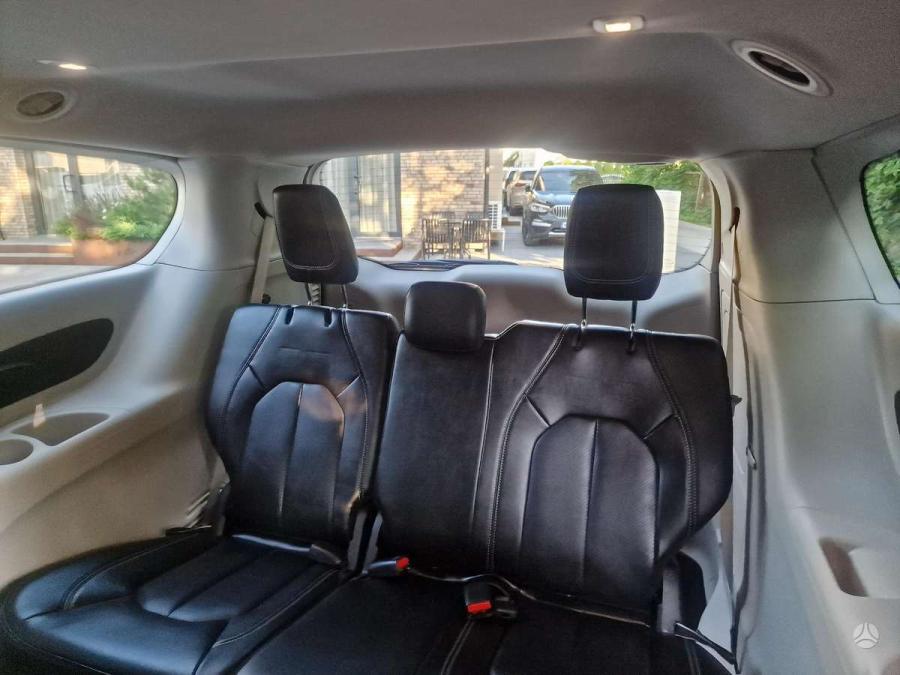 Pelēks Chrysler Pacifica 2023 Kauņa, ar dzinēja tilpumu 3.61 L un nobraukumu 96 tūkst. km par 29900 €, foto 14 vietnē AUTOMOTO.COM.LV