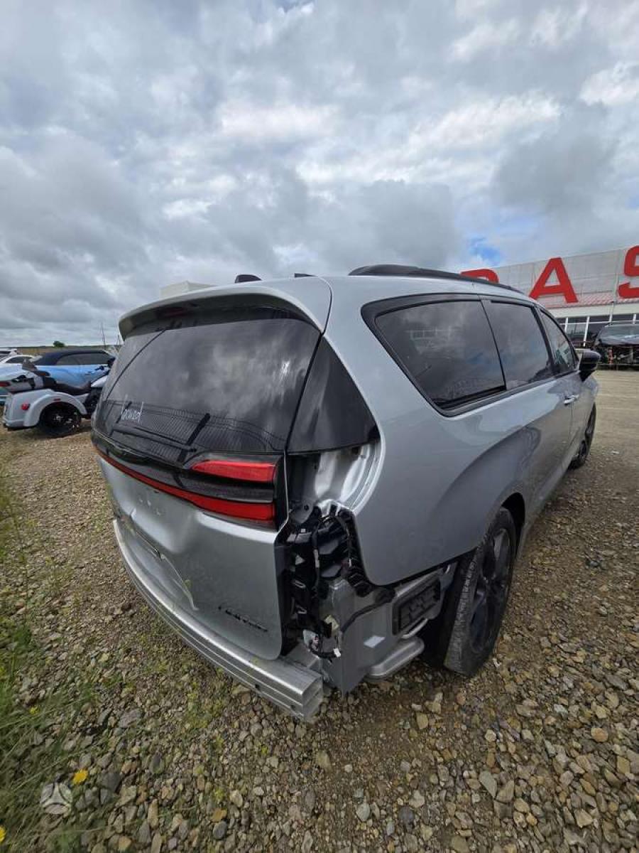 Pelēks Chrysler Pacifica 2023 Šauļi, ar dzinēja tilpumu 3.60 L un nobraukumu 53 tūkst. km par 18000 €, foto 1 vietnē AUTOMOTO.COM.LV