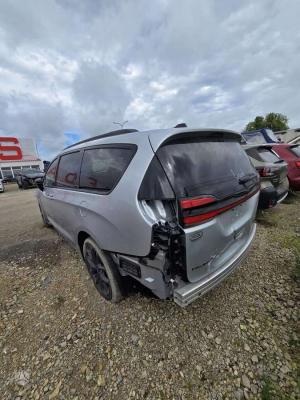 Pelēks Chrysler Pacifica 2023 Šauļi, ar dzinēja tilpumu 3.60 L un nobraukumu 53 tūkst. km par 18000 €, foto 3 vietnē AUTOMOTO.COM.LV