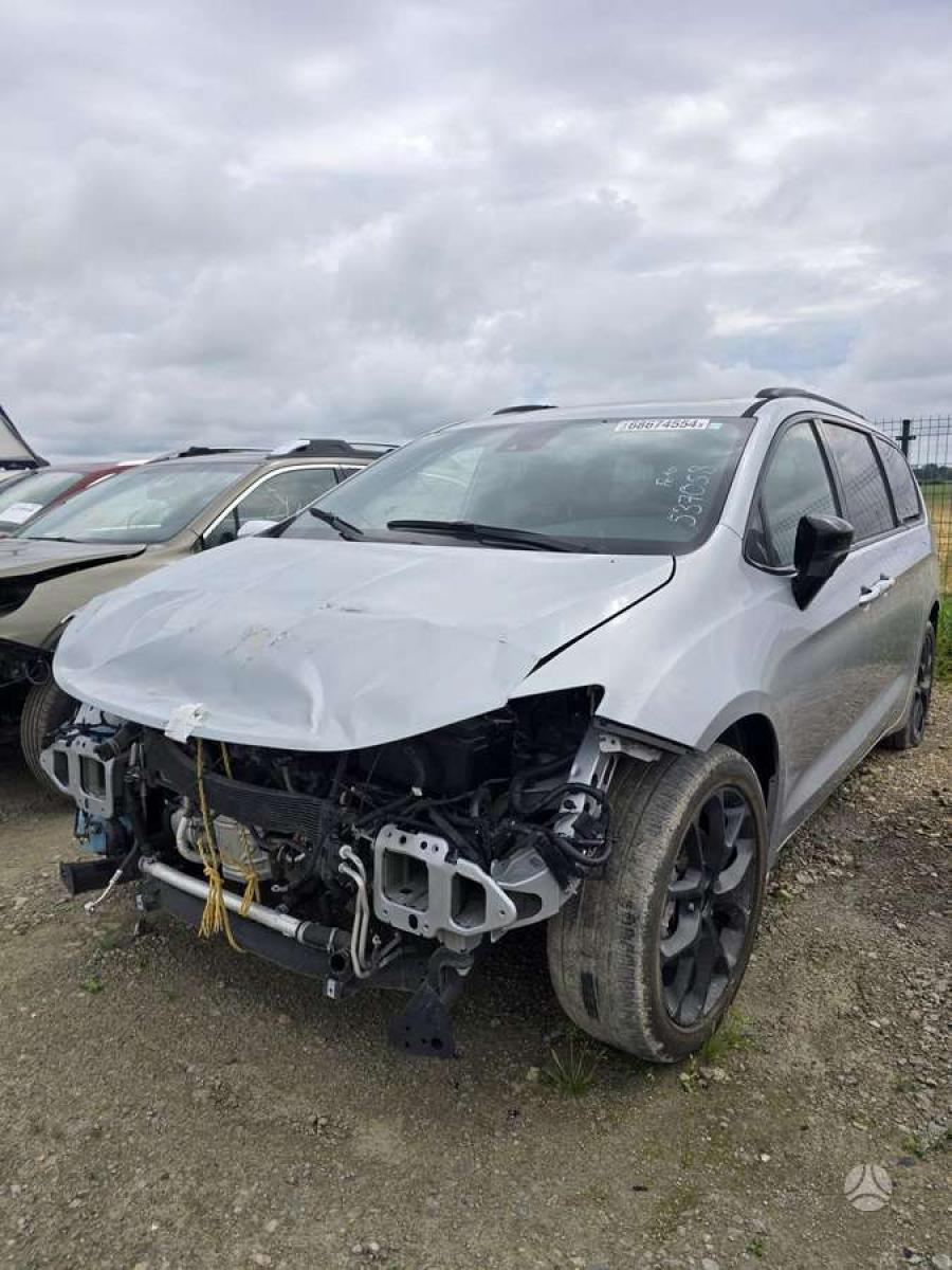 Pelēks Chrysler Pacifica 2023 Šauļi, ar dzinēja tilpumu 3.60 L un nobraukumu 53 tūkst. km par 18000 €, foto 4 vietnē AUTOMOTO.COM.LV