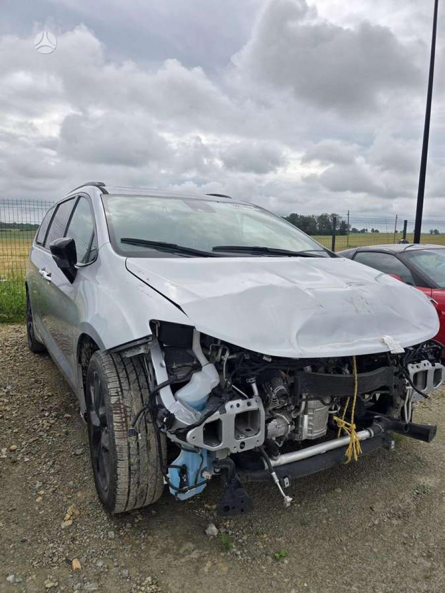 Pelēks Chrysler Pacifica 2023 Šauļi, ar dzinēja tilpumu 3.60 L un nobraukumu 53 tūkst. km par 18000 €, foto 5 vietnē AUTOMOTO.COM.LV