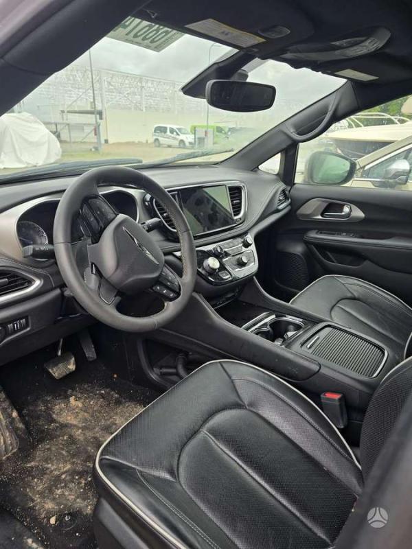 Grey Chrysler Pacifica 2023 in Siauliai, with an engine capacity of 3.60 L and mileage of 53 thousand km for 18000 €, photo 5 on AUTOMOTO.COM.LV