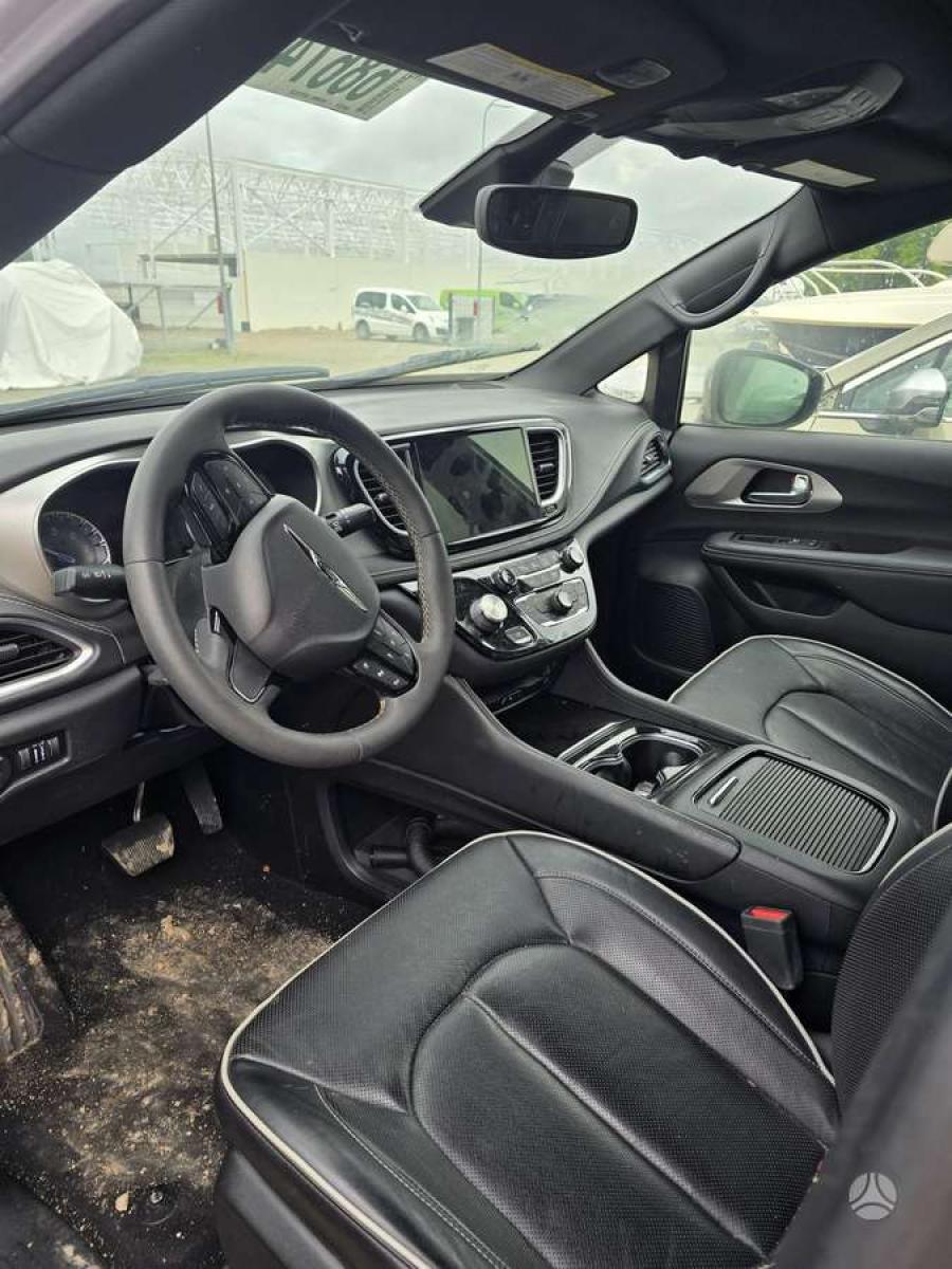 Pelēks Chrysler Pacifica 2023 Šauļi, ar dzinēja tilpumu 3.60 L un nobraukumu 53 tūkst. km par 18000 €, foto 6 vietnē AUTOMOTO.COM.LV