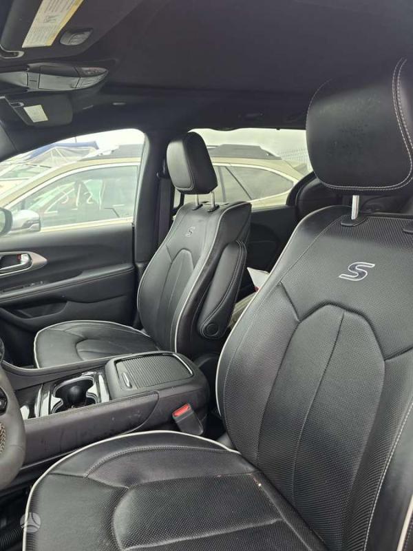 Grey Chrysler Pacifica 2023 in Siauliai, with an engine capacity of 3.60 L and mileage of 53 thousand km for 18000 €, photo 6 on AUTOMOTO.COM.LV