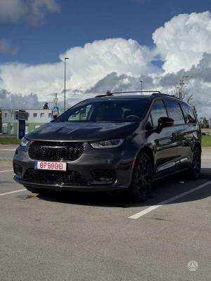 Grey Chrysler Pacifica 2023 in Klaipeda, with an engine capacity of 3.60 L and mileage of 56 thousand km for 28000 €, photo  on AUTOMOTO.COM.LV
