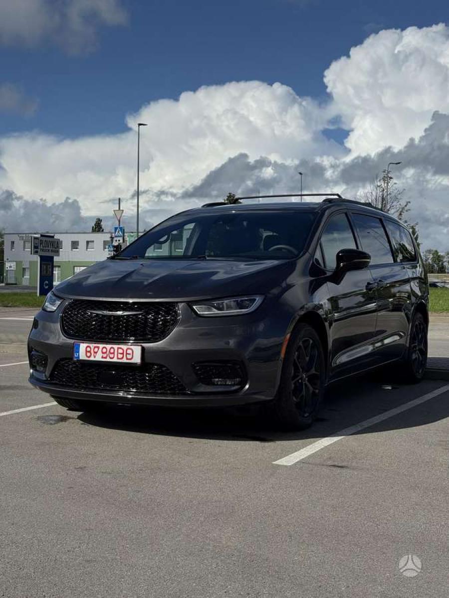 Pelēks Chrysler Pacifica 2023 Klaipėda, ar dzinēja tilpumu 3.60 L un nobraukumu 56 tūkst. km par 28000 €, foto 1 vietnē AUTOMOTO.COM.LV