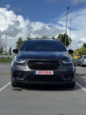 Pelēks Chrysler Pacifica 2023 Klaipėda, ar dzinēja tilpumu 3.60 L un nobraukumu 56 tūkst. km par 28000 €, foto 3 vietnē AUTOMOTO.COM.LV