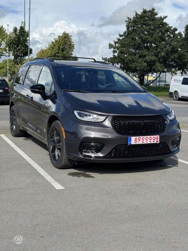 Chrysler Pacifica 2023 in Klaipeda on AUTOMOTO.COM.LV Grey Chrysler Pacifica 2023 in Klaipeda, with an engine capacity of 3.60 L and mileage of 56 thousand km for 28000 €, photo 4 on AUTOMOTO.COM.LV