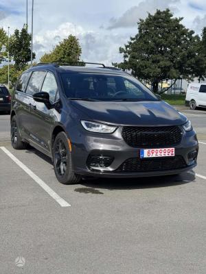Pelēks Chrysler Pacifica 2023 Klaipėda, ar dzinēja tilpumu 3.60 L un nobraukumu 56 tūkst. km par 28000 €, foto 4 vietnē AUTOMOTO.COM.LV