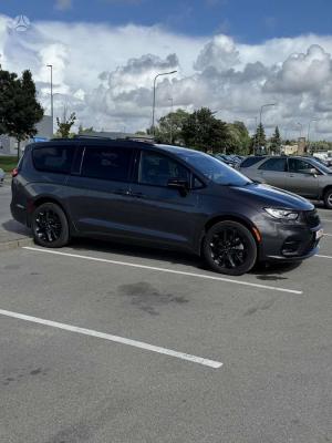 Pelēks Chrysler Pacifica 2023 Klaipėda, ar dzinēja tilpumu 3.60 L un nobraukumu 56 tūkst. km par 28000 €, foto 5 vietnē AUTOMOTO.COM.LV