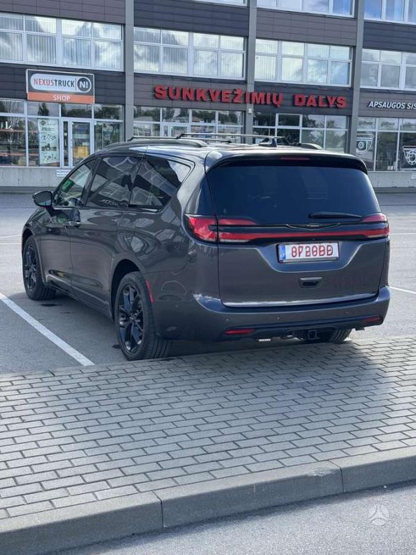 Chrysler Pacifica 2023 in Klaipeda on AUTOMOTO.COM.LV Grey Chrysler Pacifica 2023 in Klaipeda, with an engine capacity of 3.60 L and mileage of 56 thousand km for 28000 €, photo 6 on AUTOMOTO.COM.LV
