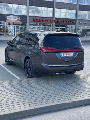 Pelēks Chrysler Pacifica 2023 Klaipėda, ar dzinēja tilpumu 3.60 L un nobraukumu 56 tūkst. km par 28000 €, foto 6 vietnē AUTOMOTO.COM.LV