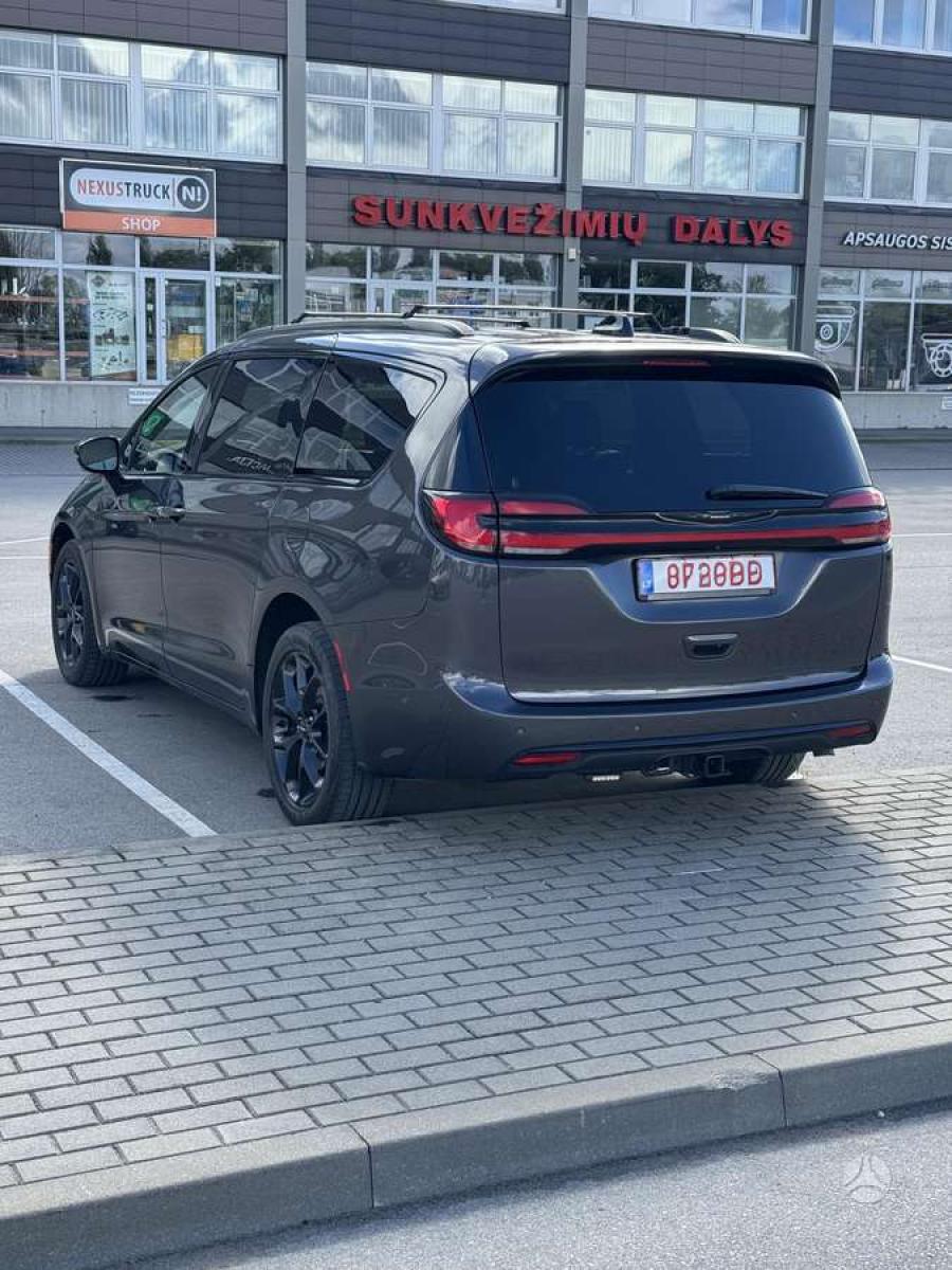 Pelēks Chrysler Pacifica 2023 Klaipėda, ar dzinēja tilpumu 3.60 L un nobraukumu 56 tūkst. km par 28000 €, foto 6 vietnē AUTOMOTO.COM.LV