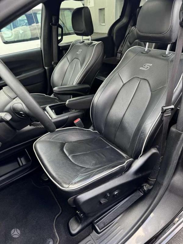 Chrysler Pacifica 2023 in Klaipeda on AUTOMOTO.COM.LV Grey Chrysler Pacifica 2023 in Klaipeda, with an engine capacity of 3.60 L and mileage of 56 thousand km for 28000 €, photo 8 on AUTOMOTO.COM.LV