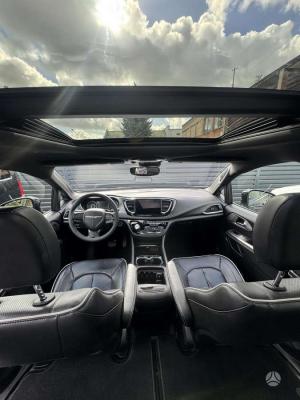 Pelēks Chrysler Pacifica 2023 Klaipėda, ar dzinēja tilpumu 3.60 L un nobraukumu 56 tūkst. km par 28000 €, foto 9 vietnē AUTOMOTO.COM.LV