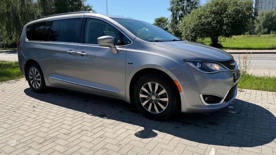 Grey Chrysler Pacifica 2020 in Palanga, with an engine capacity of 3.60 L and mileage of 117 thousand km for 18750 €, photo 1 on AUTOMOTO.COM.LV