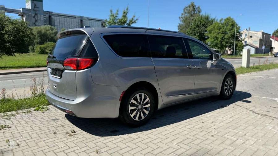 Grey Chrysler Pacifica 2020 in Palanga, with an engine capacity of 3.60 L and mileage of 117 thousand km for 18750 €, photo 3 on AUTOMOTO.COM.LV