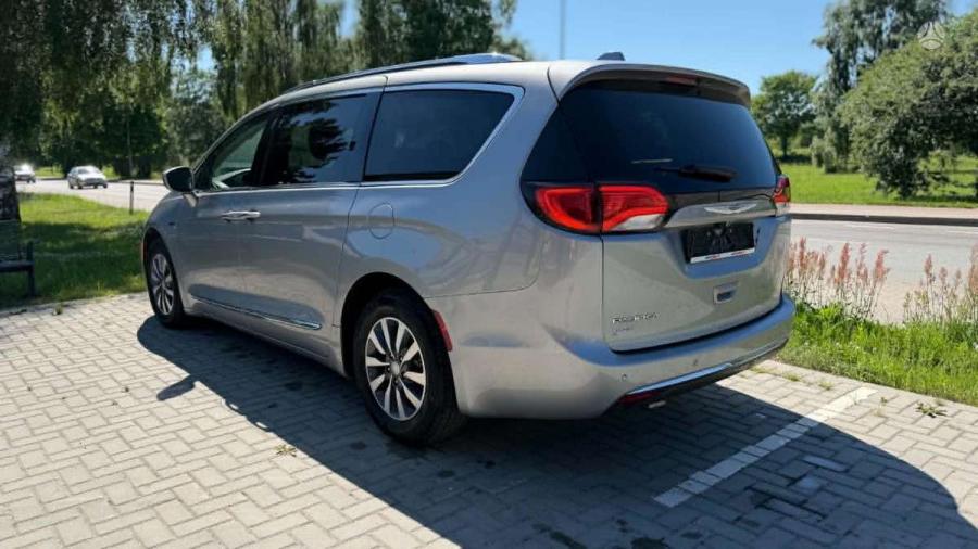 Grey Chrysler Pacifica 2020 in Palanga, with an engine capacity of 3.60 L and mileage of 117 thousand km for 18750 €, photo 4 on AUTOMOTO.COM.LV