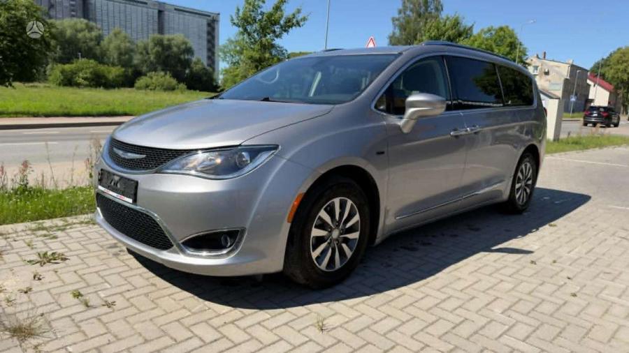 Grey Chrysler Pacifica 2020 in Palanga, with an engine capacity of 3.60 L and mileage of 117 thousand km for 18750 €, photo 5 on AUTOMOTO.COM.LV
