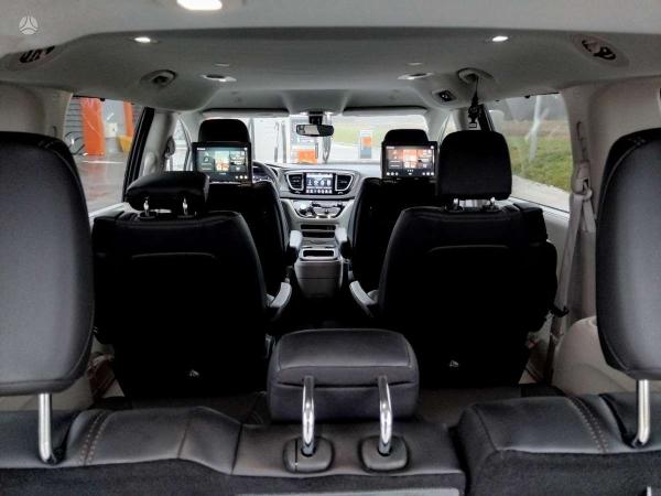 Grey Chrysler Pacifica 2020 in Palanga, with an engine capacity of 3.60 L and mileage of 117 thousand km for 18750 €, photo 6 on AUTOMOTO.COM.LV