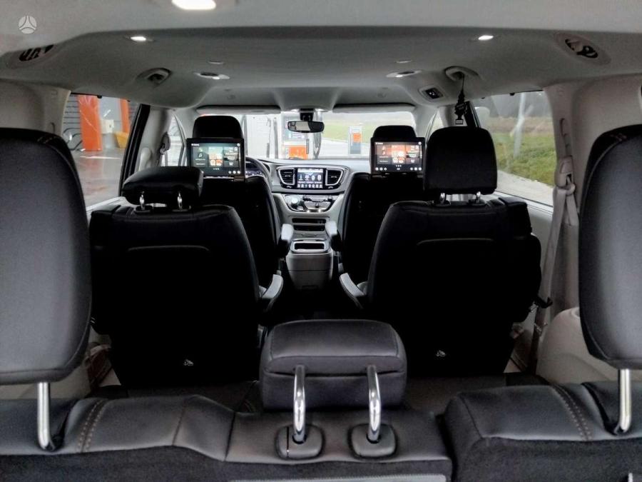 Grey Chrysler Pacifica 2020 in Palanga, with an engine capacity of 3.60 L and mileage of 117 thousand km for 18750 €, photo 7 on AUTOMOTO.COM.LV