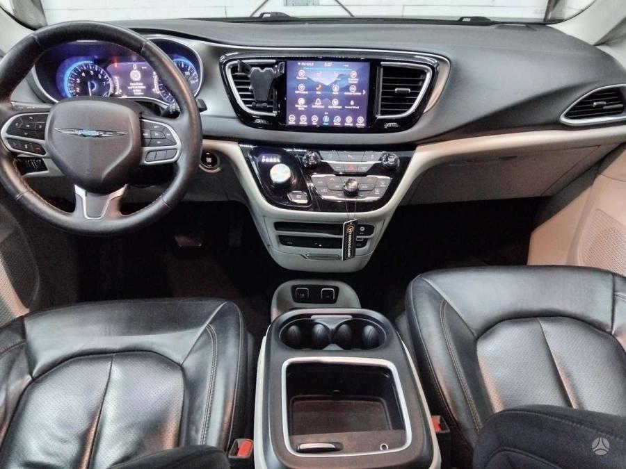 Grey Chrysler Pacifica 2020 in Palanga, with an engine capacity of 3.60 L and mileage of 117 thousand km for 18750 €, photo 8 on AUTOMOTO.COM.LV