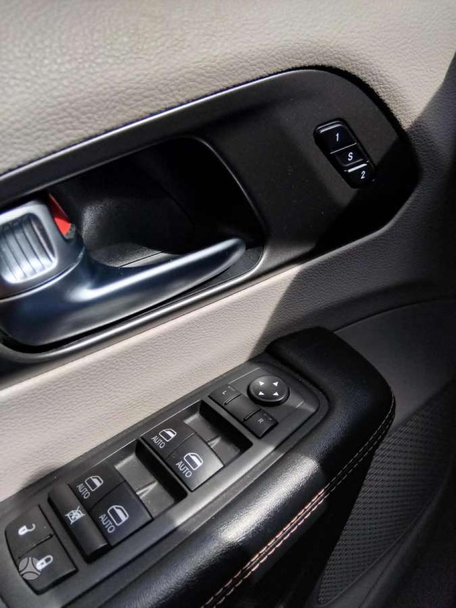 Grey Chrysler Pacifica 2020 in Palanga, with an engine capacity of 3.60 L and mileage of 117 thousand km for 18750 €, photo 12 on AUTOMOTO.COM.LV