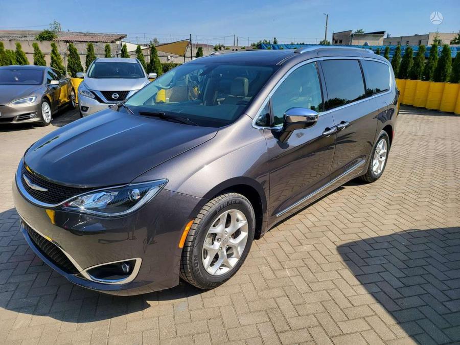 Grey Chrysler Pacifica 2020 in Siauliai, with an engine capacity of 3.60 L and mileage of 141 thousand km for 17450 €, photo 1 on AUTOMOTO.COM.LV