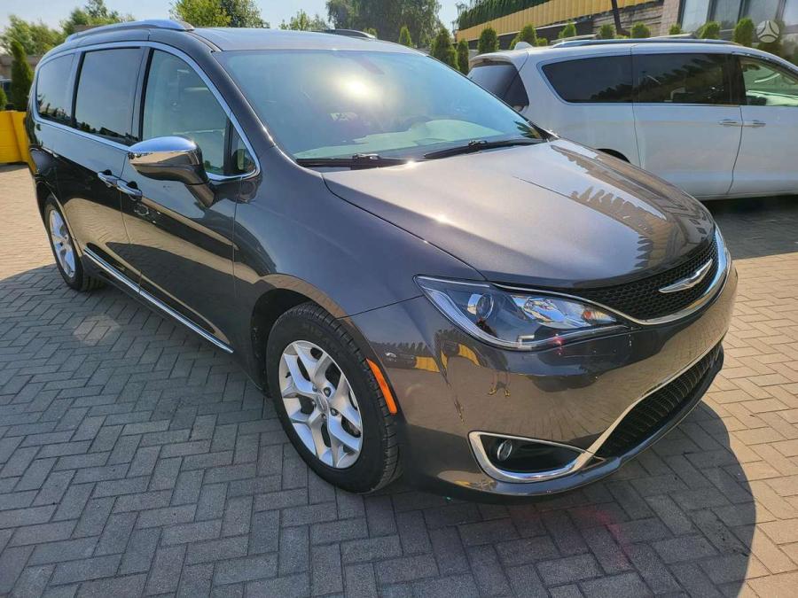 Grey Chrysler Pacifica 2020 in Siauliai, with an engine capacity of 3.60 L and mileage of 141 thousand km for 17450 €, photo 6 on AUTOMOTO.COM.LV