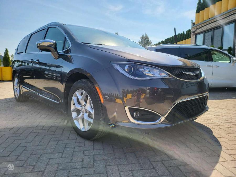 Grey Chrysler Pacifica 2020 in Siauliai, with an engine capacity of 3.60 L and mileage of 141 thousand km for 17450 €, photo 7 on AUTOMOTO.COM.LV