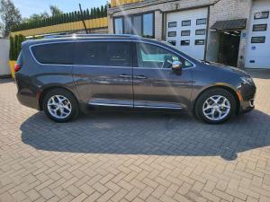 Grey Chrysler Pacifica 2020 in Siauliai, with an engine capacity of 3.60 L and mileage of 141 thousand km for 17450 €, photo 8 on AUTOMOTO.COM.LV