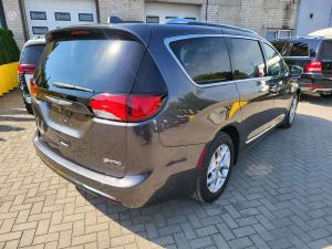 Grey Chrysler Pacifica 2020 in Siauliai, with an engine capacity of 3.60 L and mileage of 141 thousand km for 17450 €, photo 10 on AUTOMOTO.COM.LV