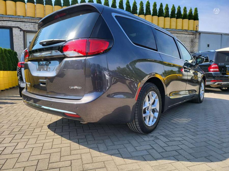 Grey Chrysler Pacifica 2020 in Siauliai, with an engine capacity of 3.60 L and mileage of 141 thousand km for 17450 €, photo 11 on AUTOMOTO.COM.LV