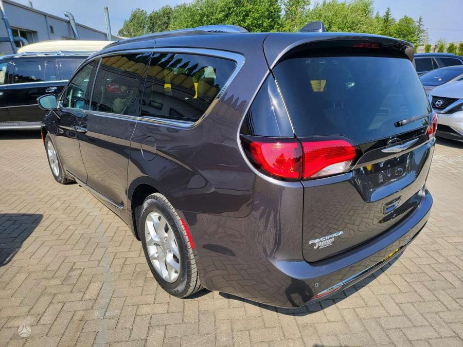 Grey Chrysler Pacifica 2020 in Siauliai, with an engine capacity of 3.60 L and mileage of 141 thousand km for 17450 €, photo 14 on AUTOMOTO.COM.LV