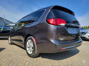 Grey Chrysler Pacifica 2020 in Siauliai, with an engine capacity of 3.60 L and mileage of 141 thousand km for 17450 €, photo 15 on AUTOMOTO.COM.LV