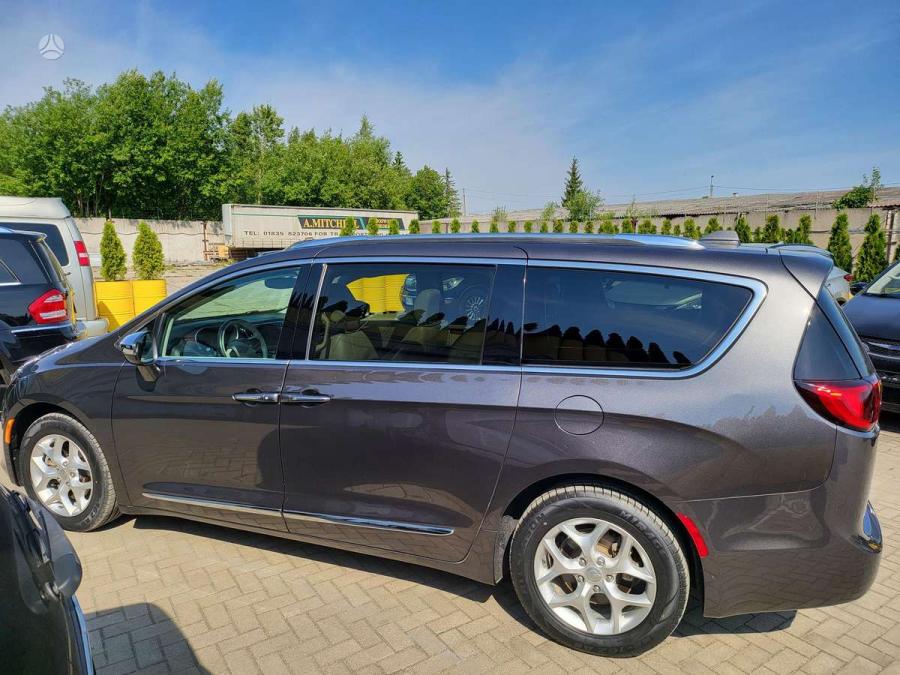 Grey Chrysler Pacifica 2020 in Siauliai, with an engine capacity of 3.60 L and mileage of 141 thousand km for 17450 €, photo 16 on AUTOMOTO.COM.LV