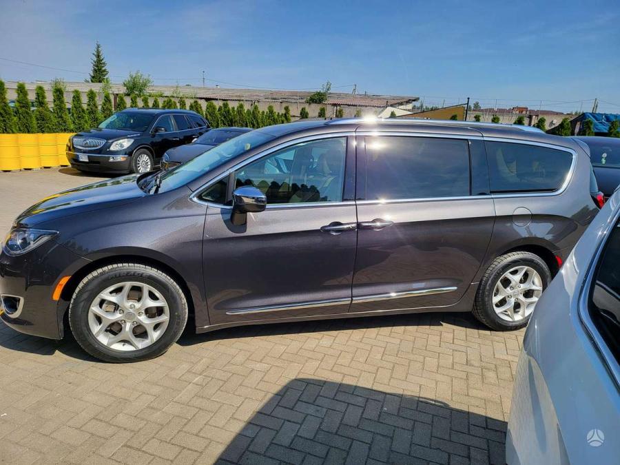 Grey Chrysler Pacifica 2020 in Siauliai, with an engine capacity of 3.60 L and mileage of 141 thousand km for 17450 €, photo 17 on AUTOMOTO.COM.LV