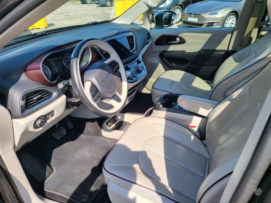 Grey Chrysler Pacifica 2020 in Siauliai, with an engine capacity of 3.60 L and mileage of 141 thousand km for 17450 €, photo 18 on AUTOMOTO.COM.LV