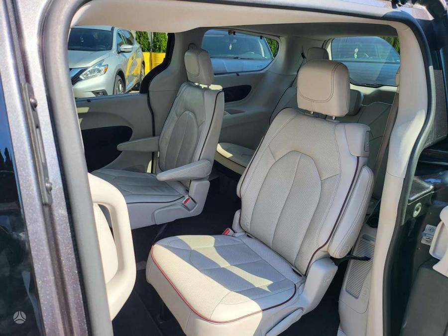 Grey Chrysler Pacifica 2020 in Siauliai, with an engine capacity of 3.60 L and mileage of 141 thousand km for 17450 €, photo 20 on AUTOMOTO.COM.LV