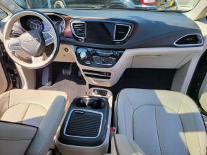 Grey Chrysler Pacifica 2020 in Siauliai, with an engine capacity of 3.60 L and mileage of 141 thousand km for 17450 €, photo 21 on AUTOMOTO.COM.LV