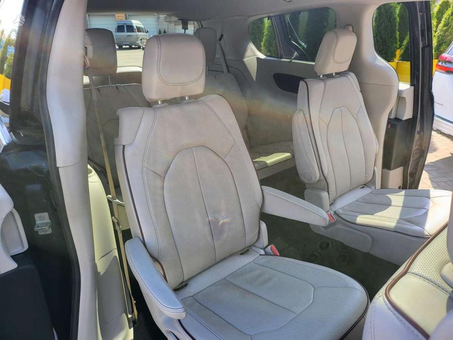 Grey Chrysler Pacifica 2020 in Siauliai, with an engine capacity of 3.60 L and mileage of 141 thousand km for 17450 €, photo 22 on AUTOMOTO.COM.LV
