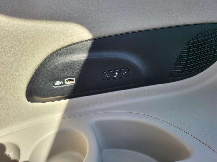 Grey Chrysler Pacifica 2020 in Siauliai, with an engine capacity of 3.60 L and mileage of 141 thousand km for 17450 €, photo 28 on AUTOMOTO.COM.LV