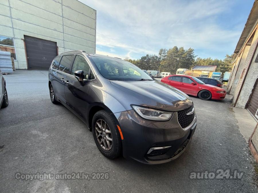 Grey Chrysler Pacifica 2021 in Tallinn, with an engine capacity of 3.60 L and mileage of 163 thousand km for 12900 €, photo 1 on AUTOMOTO.COM.LV