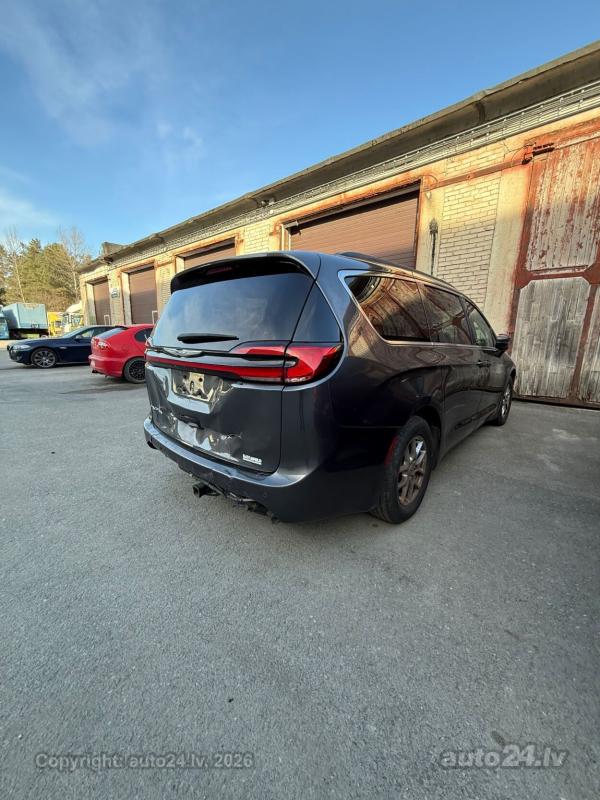 Grey Chrysler Pacifica 2021 in Tallinn, with an engine capacity of 3.60 L and mileage of 163 thousand km for 12900 €, photo 2 on AUTOMOTO.COM.LV